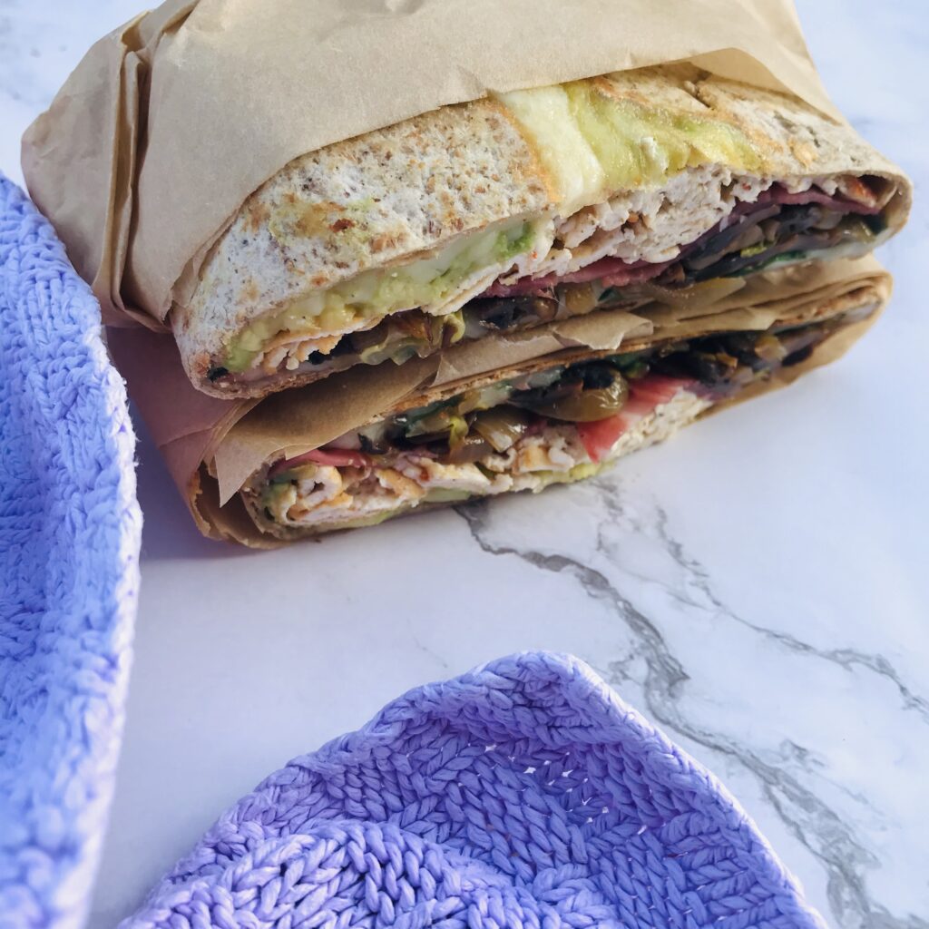 Tortilla sandwich på panden med grøntsager, spansk pølse og æg ...